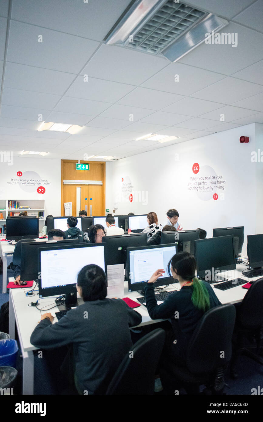 Students working computer library hi-res stock photography and images ...