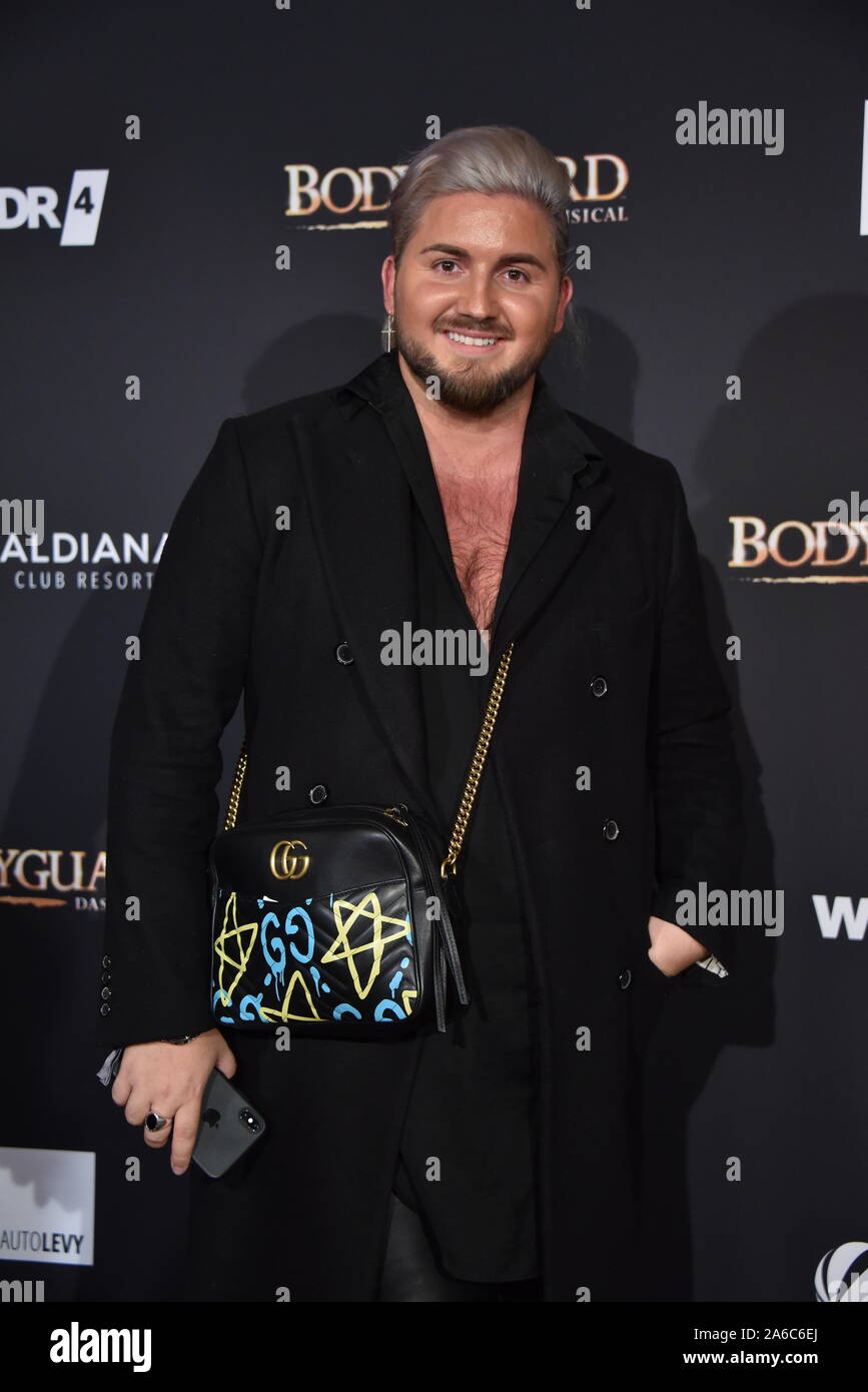 24 October 2019, North Rhine-Westphalia, Cologne: Fashion influencer ...