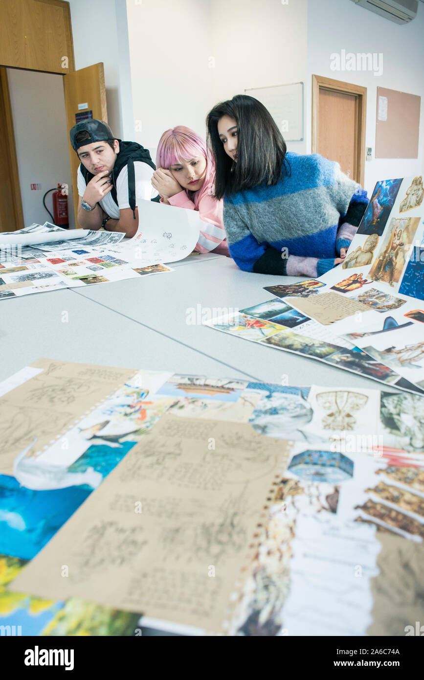 Male art uni students hi-res stock photography and images - Alamy