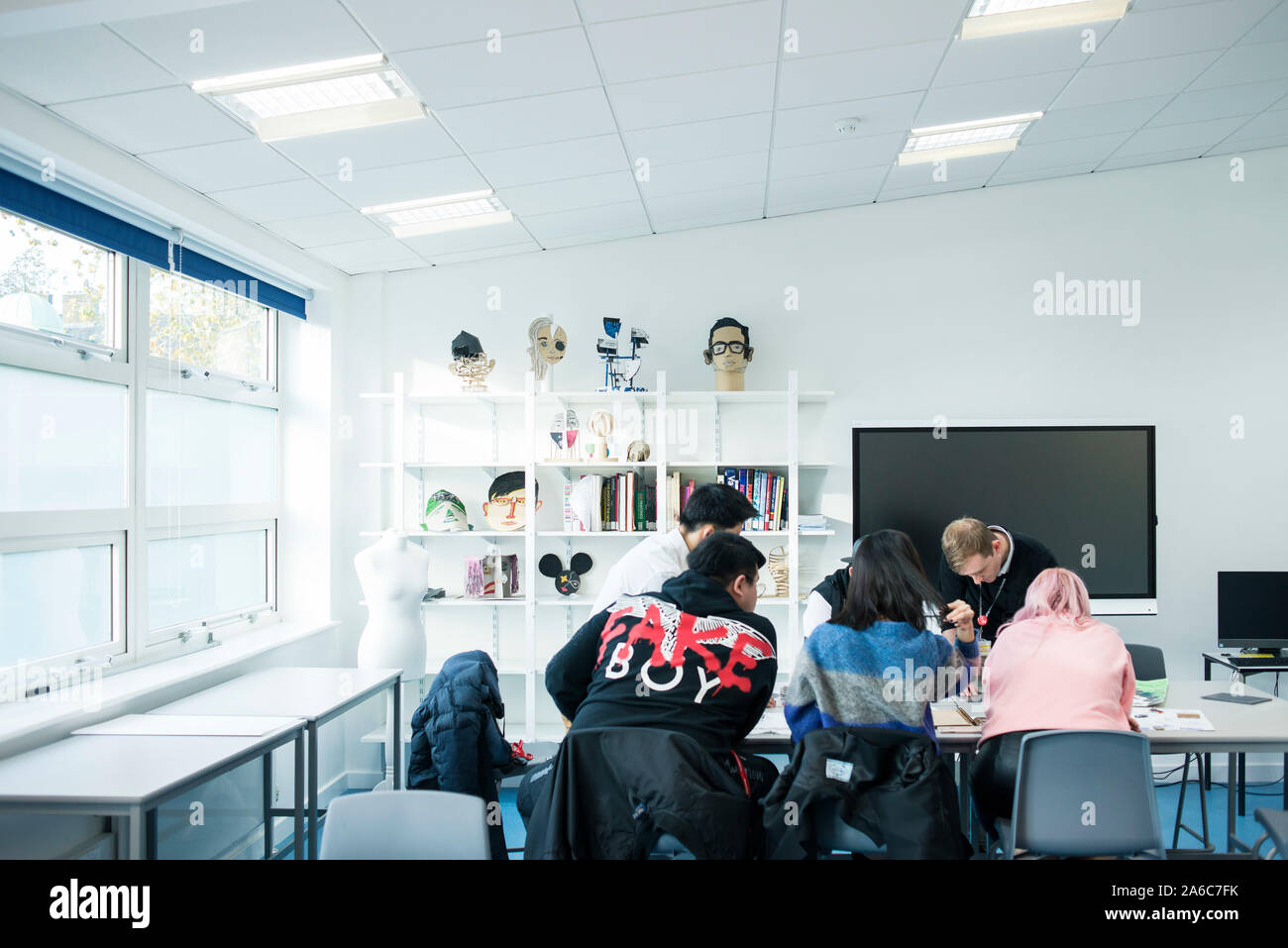 University class students round table hi-res stock photography and ...
