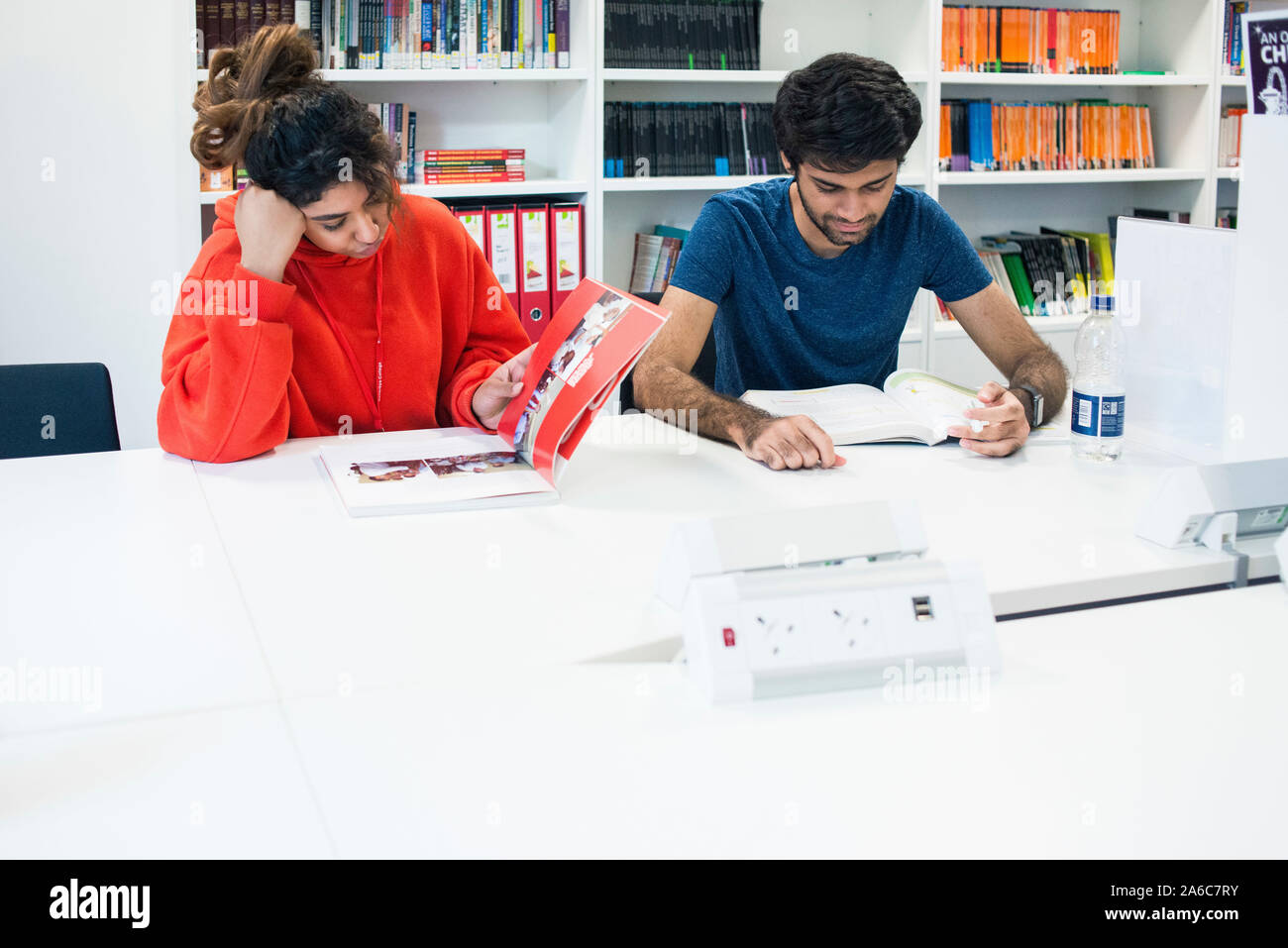 Students working in a library hi-res stock photography and images - Alamy