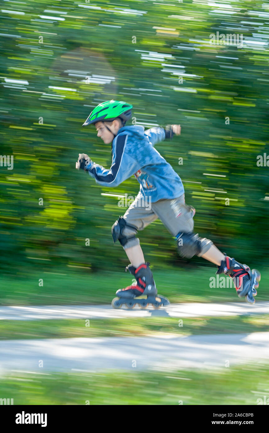 ein Junge fährt Inlineskates | A young boy skating Stock Photo - Alamy