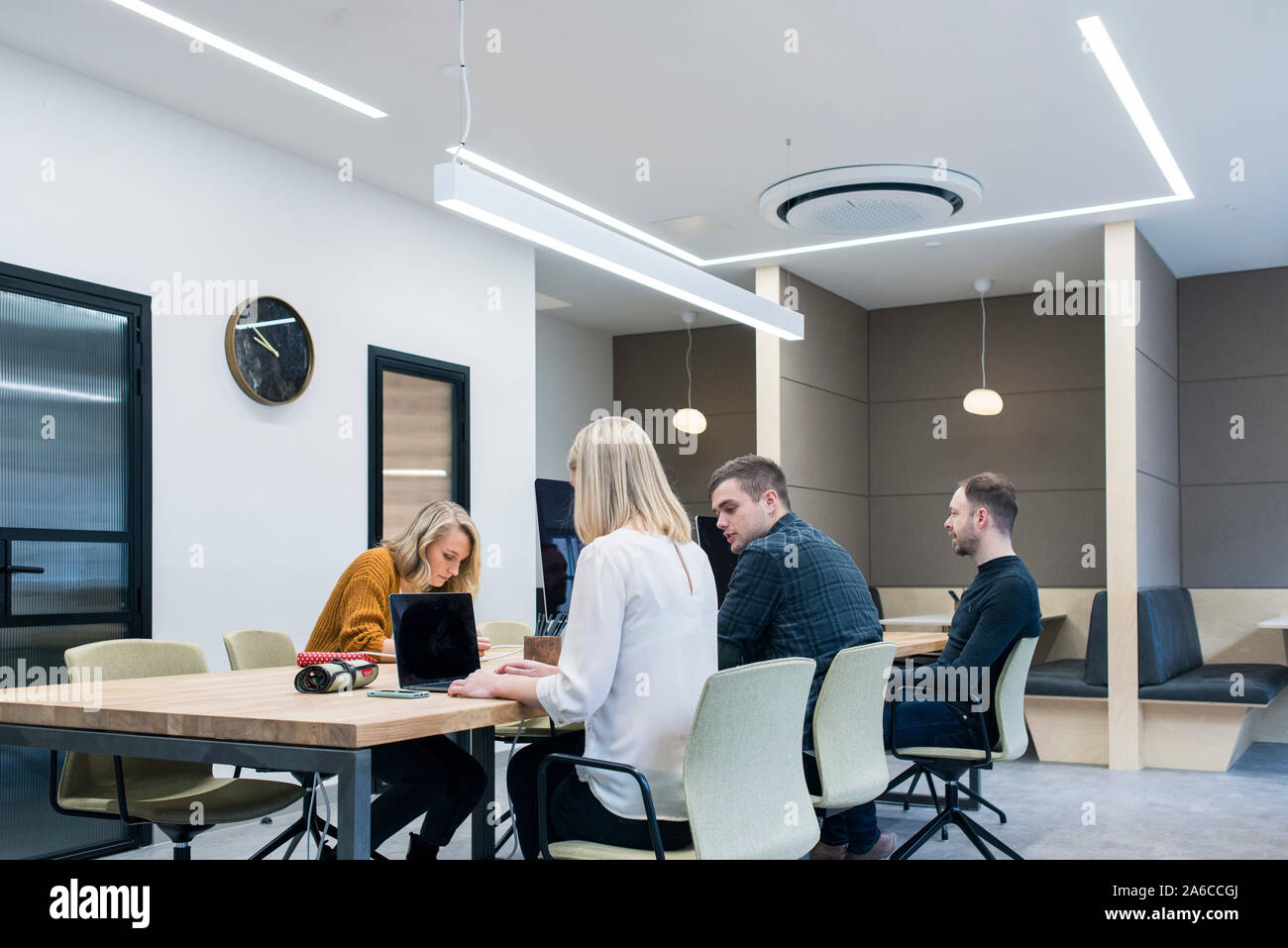 Real workers office fun work hi-res stock photography and images - Alamy