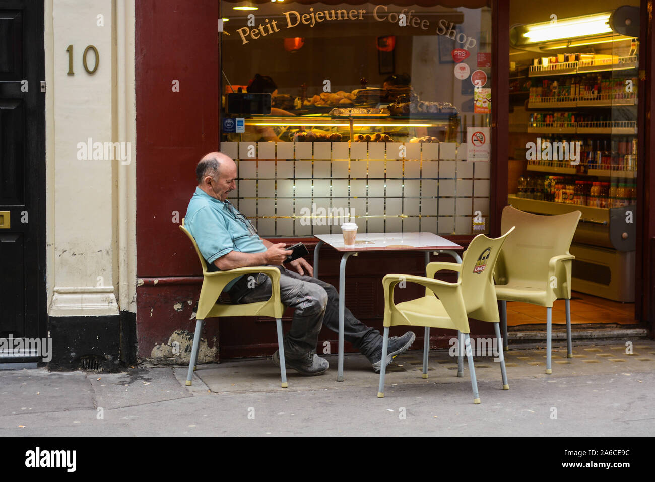 Middle class restaurant hi-res stock photography and images - Alamy