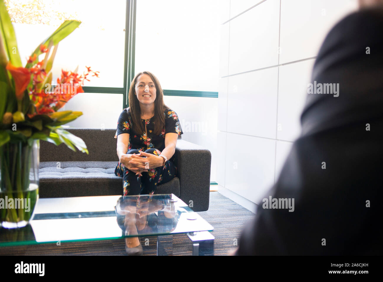 work friends sit on a sofa talking Stock Photo - Alamy