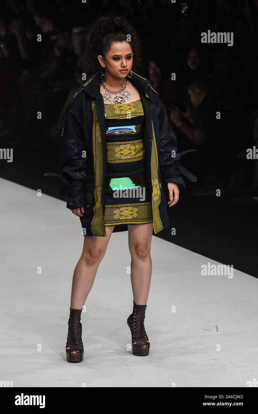 Jakarta, Indonesia. 25th Oct, 2019. A model presents a creation of Maya ...