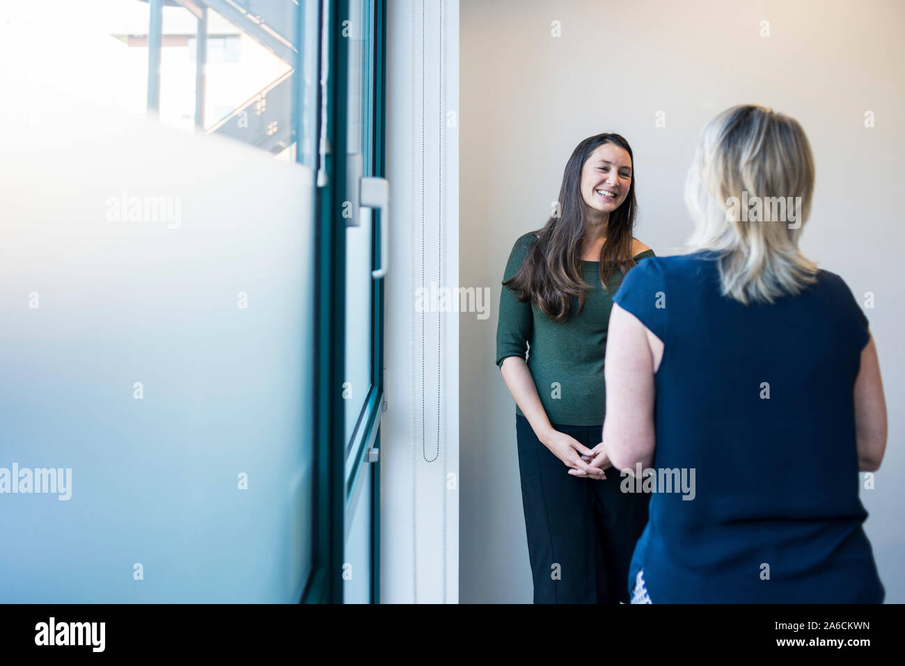 Informal chat office hi-res stock photography and images - Alamy