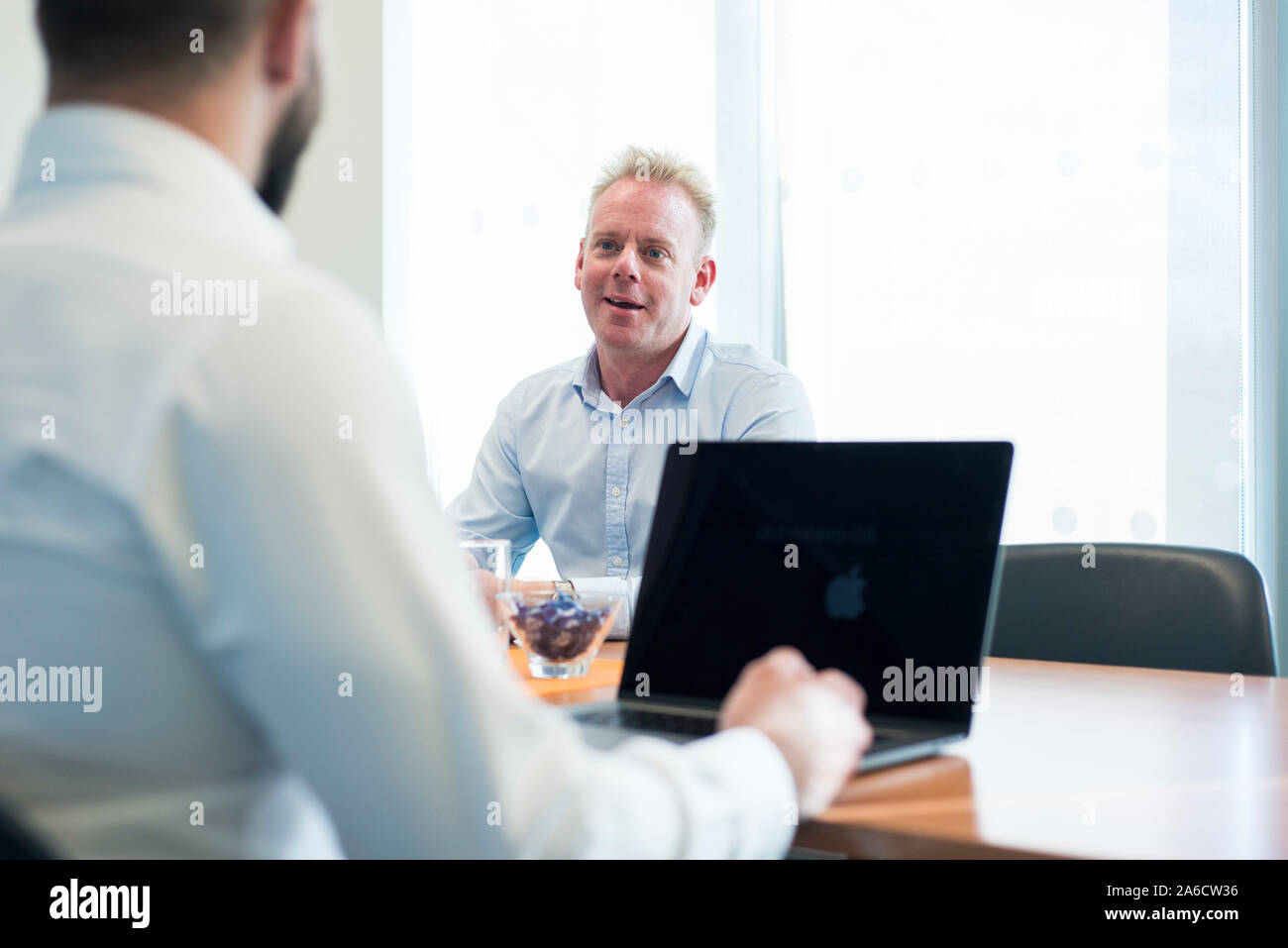 Interview two people hi-res stock photography and images - Alamy