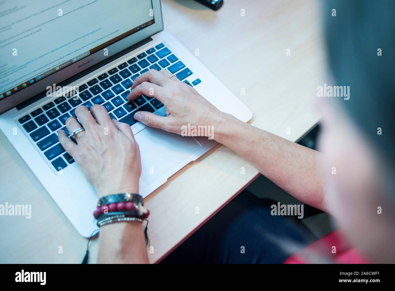 Typing on apple keyboard hi-res stock photography and images - Alamy