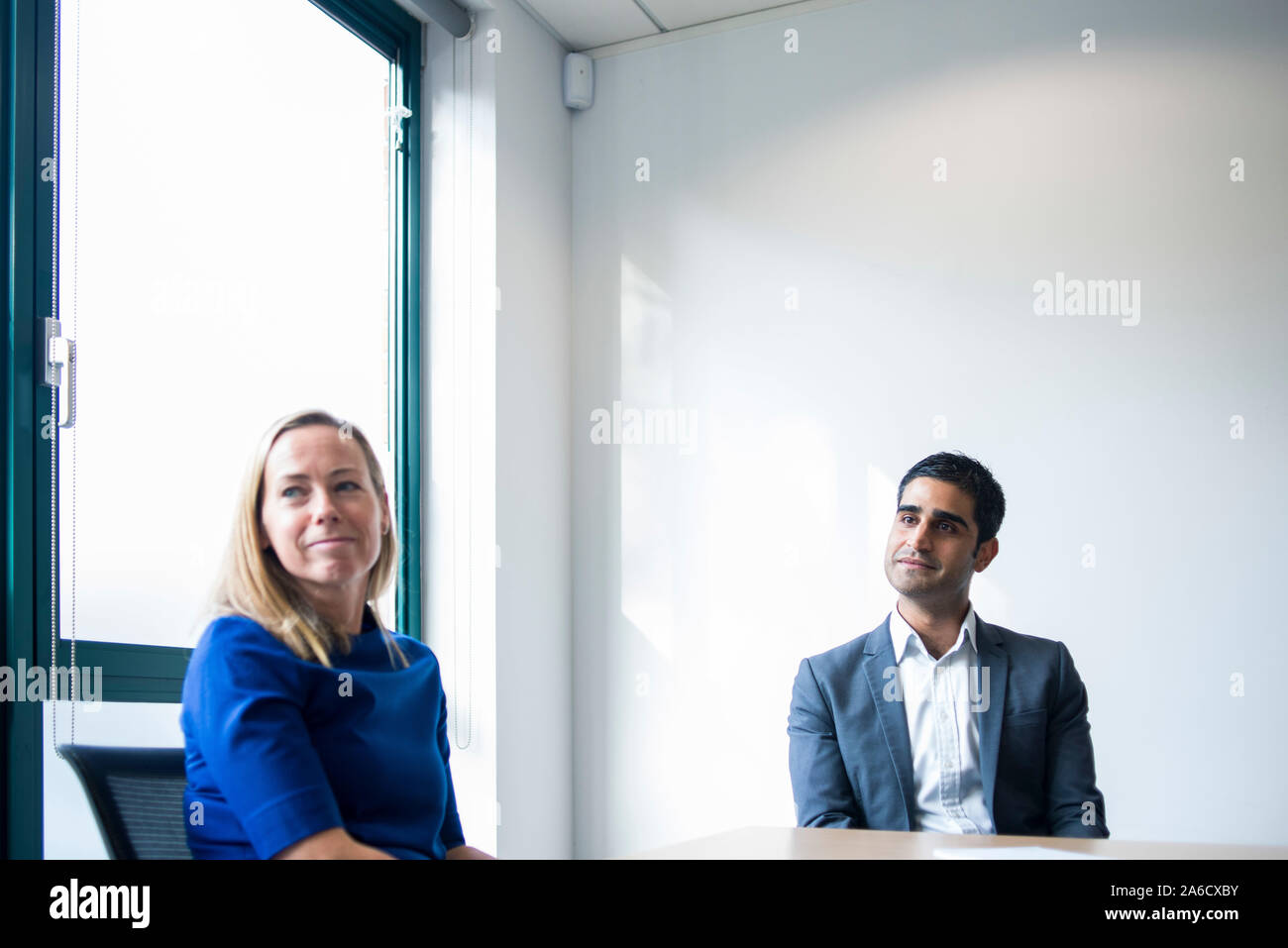 Group people sitting round table hi-res stock photography and images ...