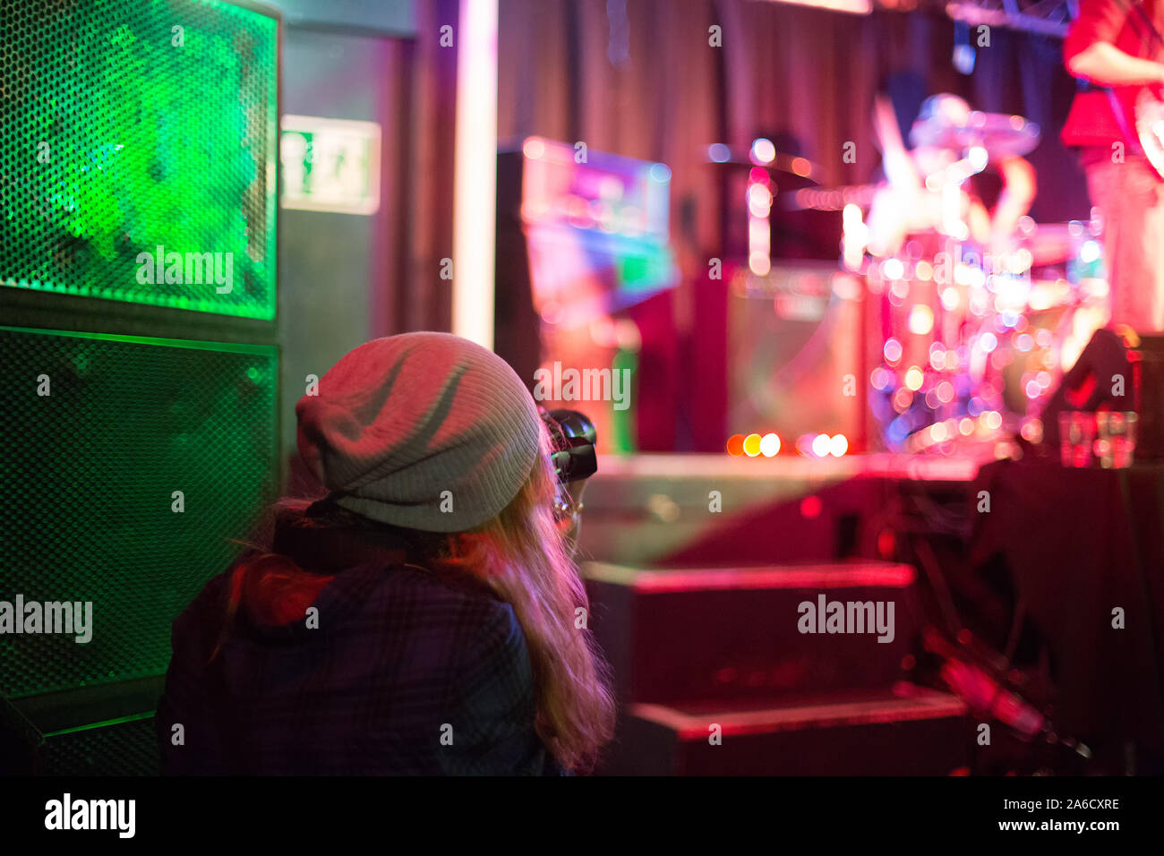 Female music photographer hi-res stock photography and images - Alamy