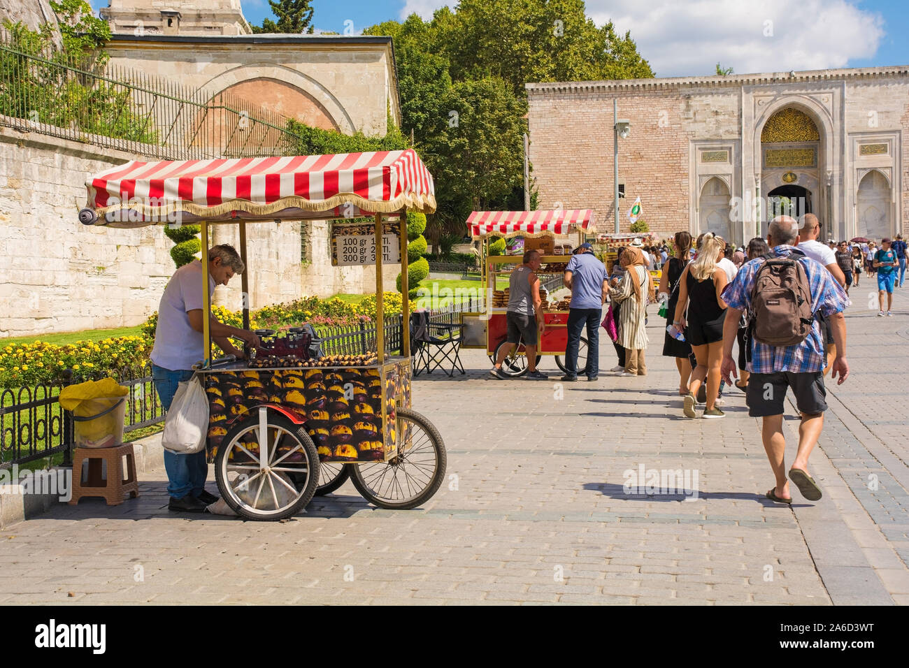 Street food cart istanbul turkey hi-res stock photography and images ...