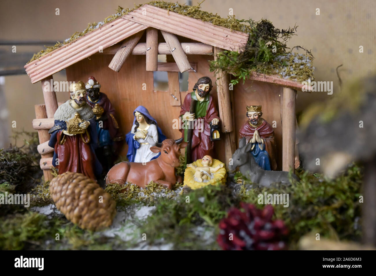 Christmas nativity scene with baby Jesus Creche Stock Photo - Alamy