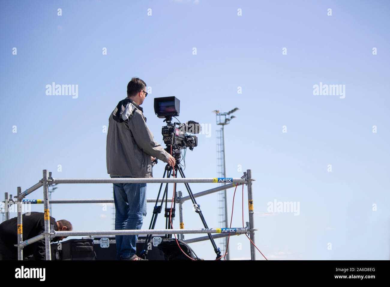 Cameraman on platform filming hi-res stock photography and images - Alamy