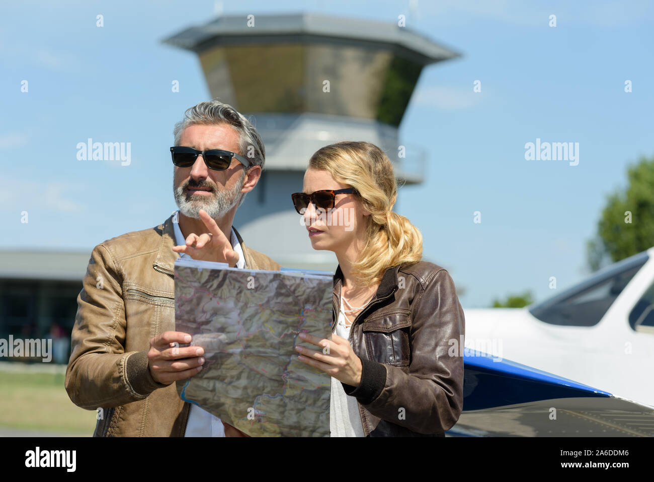 Pilots looking at a map hi-res stock photography and images - Alamy