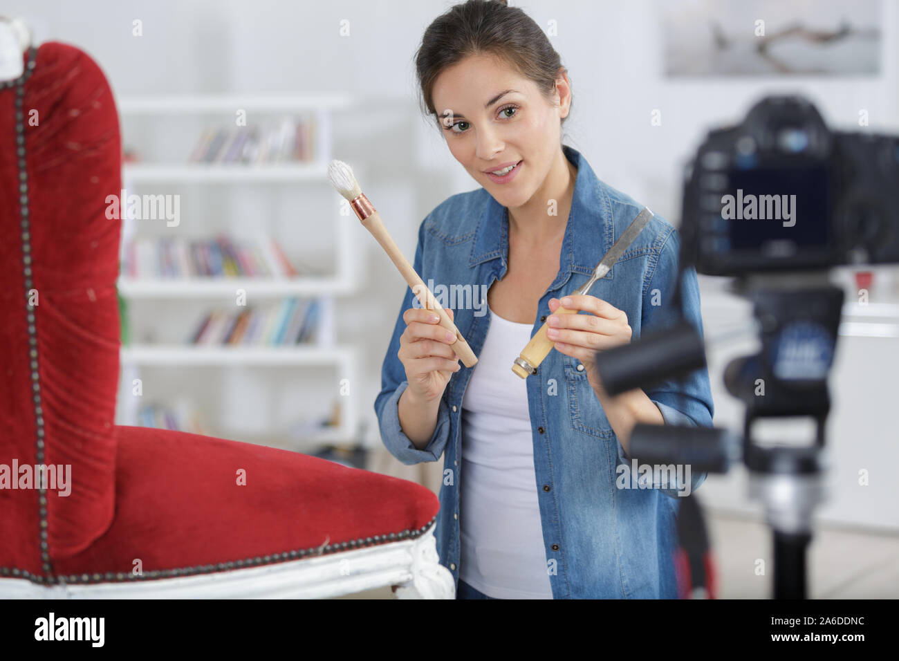 woman smiling at the camera Stock Photo - Alamy