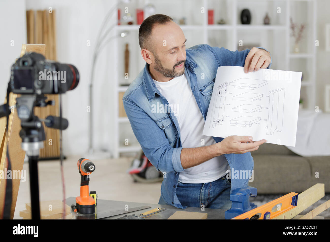 man filming a diy craft tutorial Stock Photo - Alamy