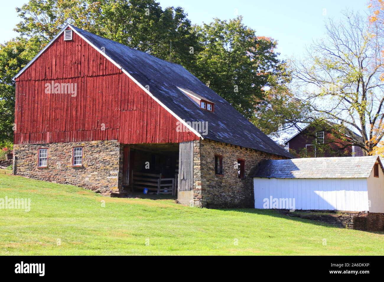 Red farm house hi-res stock photography and images - Alamy