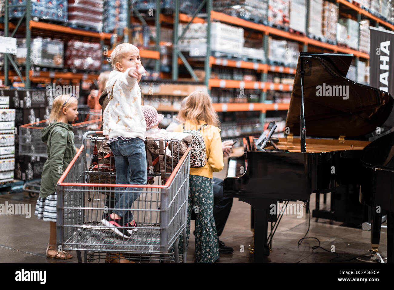Costco shopping trolley hi-res stock photography and images - Alamy