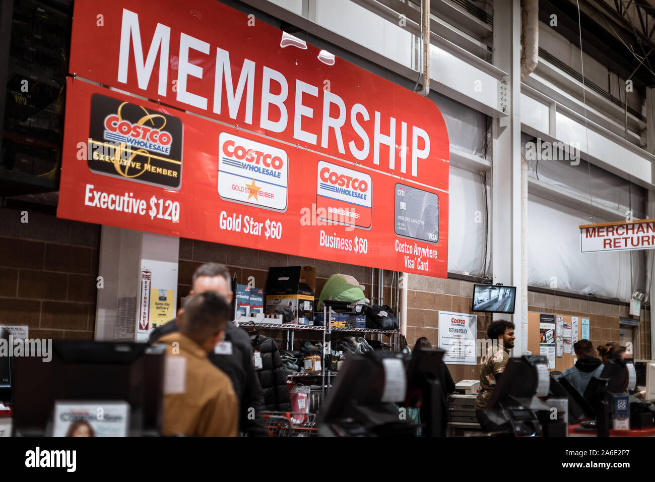 Busy costco hi-res stock photography and images - Alamy