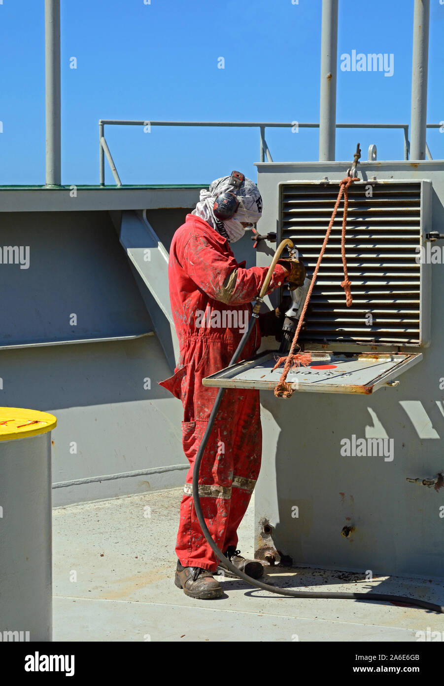 indian ocean, international - 2015.11.25: a philippine sailor removing ...