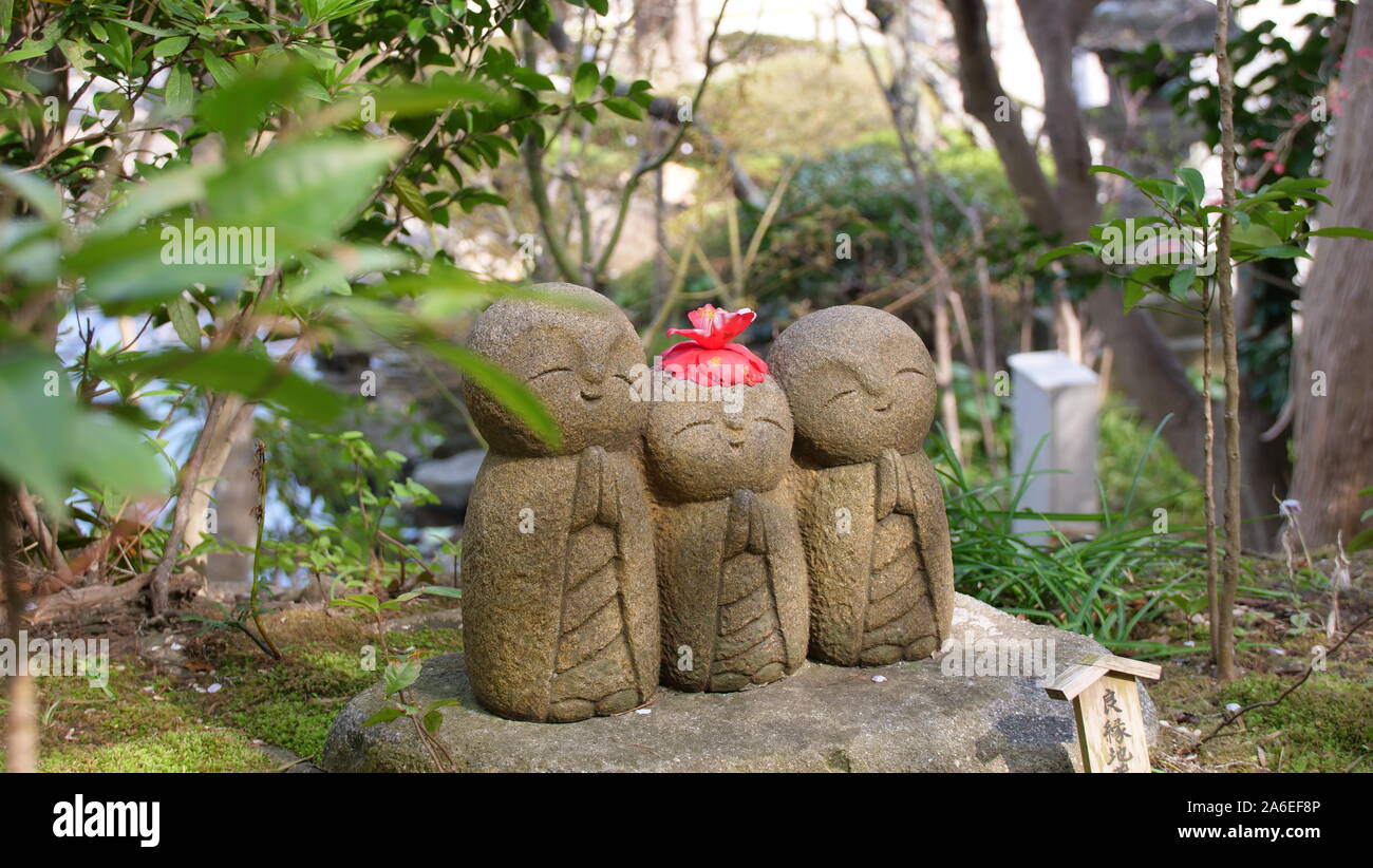 Little statues hi-res stock photography and images - Alamy