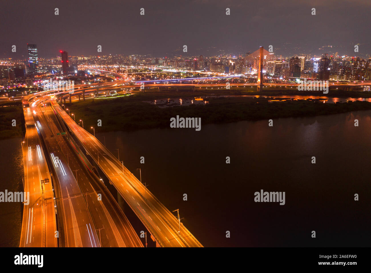 Taiwan, New Taipei City, the beautiful twists and turns of the river ...