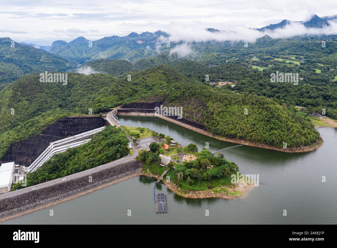 Hydroelectric power dam rainforest hi-res stock photography and images ...