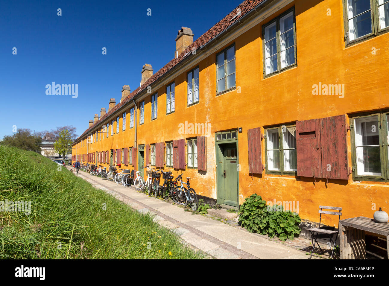 Row house living street hi-res stock photography and images - Alamy