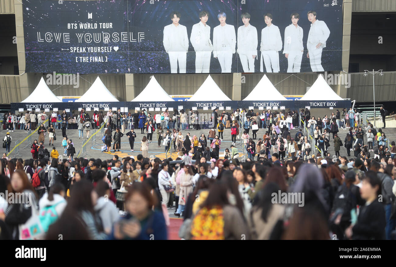 26th Oct, 2019. BTS' Seoul concerts kick off A crowd of BTS fans gather ...