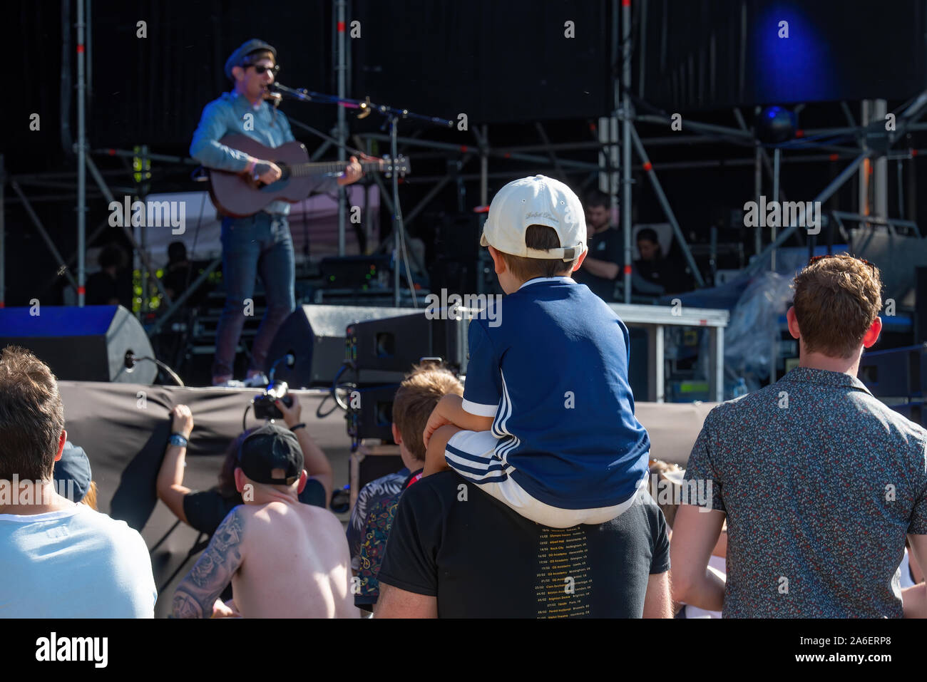 Sitting on shoulders concert hi-res stock photography and images - Alamy
