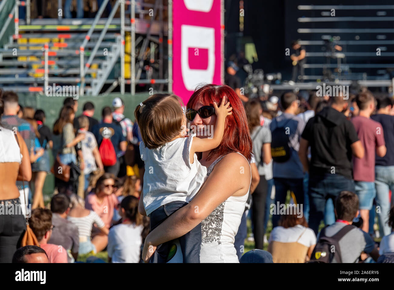Sitting on shoulders concert hi-res stock photography and images - Alamy