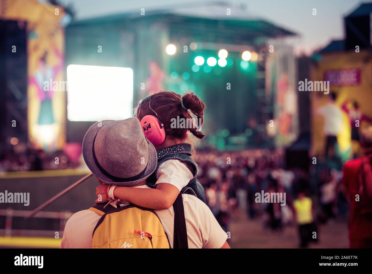 Sitting on shoulders concert hi-res stock photography and images - Alamy