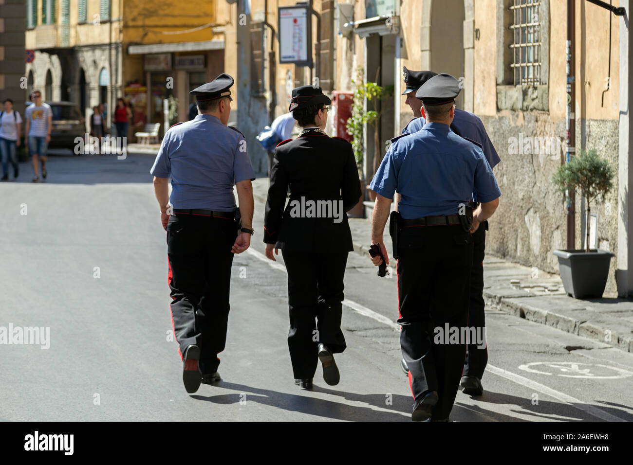 Policewoman in italy hi-res stock photography and images - Alamy