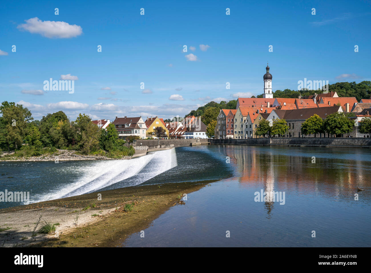 Lechwehr mit der historischen Altstadt von Landsberg am Lech ...