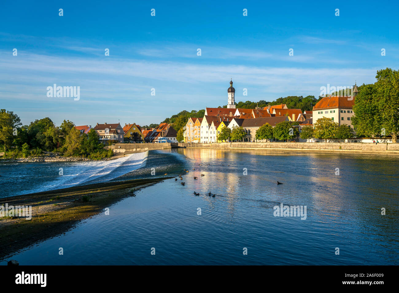 die historische Altstadt von Landsberg am Lech spiegelt sich im Fluss ...