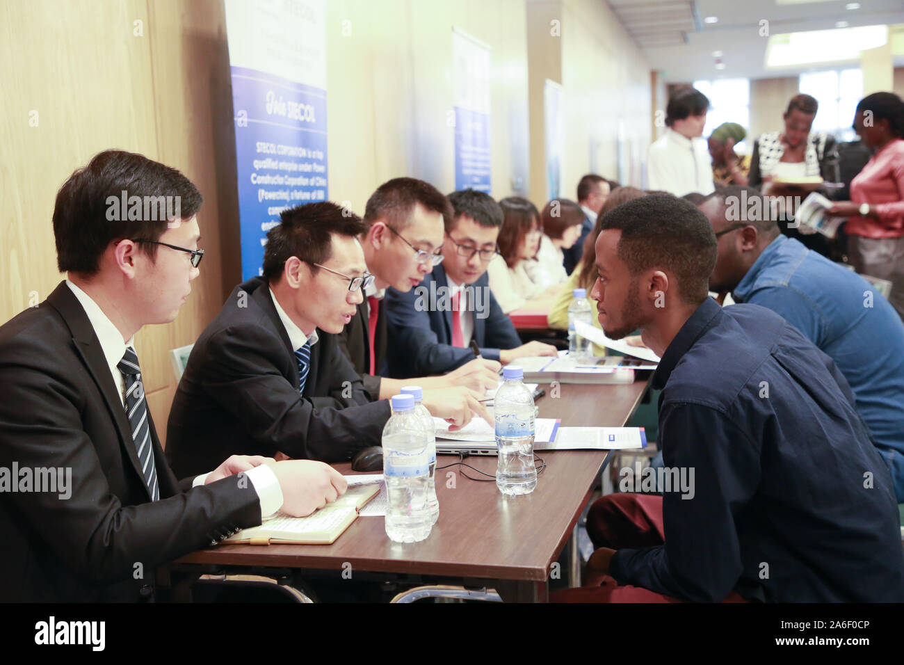 (191026) -- KIGALI, Oct. 26, 2019 (Xinhua) -- Staff of a Chinese ...