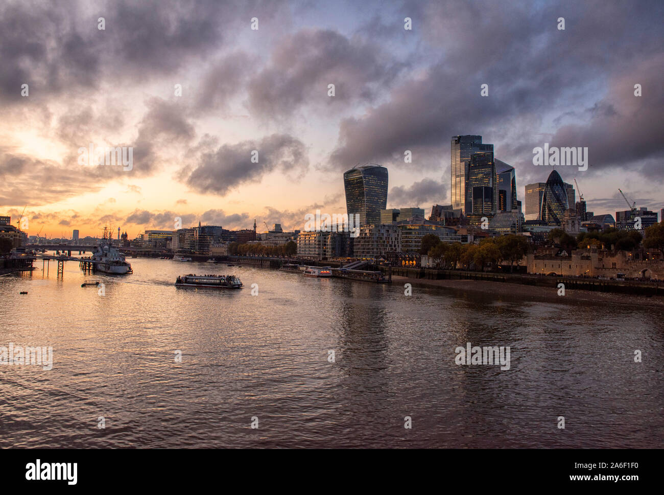 Sunset over the River Thames and Financial District in London, England ...