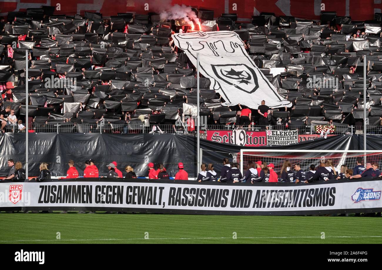 Halle, Germany. 26th Oct, 2019. Fans of the Hallesch Fußballclub (HFC ...