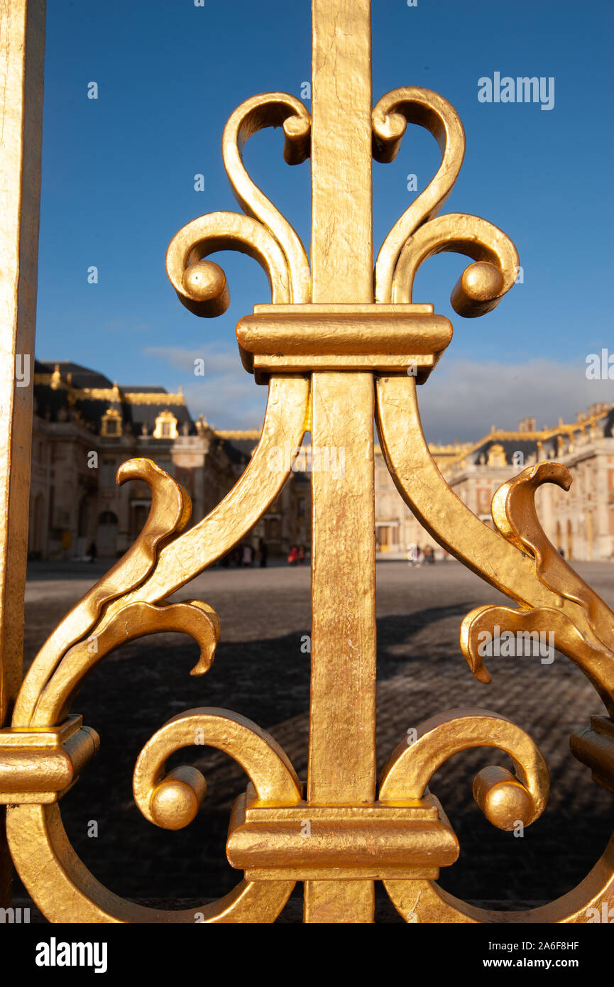 Front gate palace versailles france hi-res stock photography and images ...
