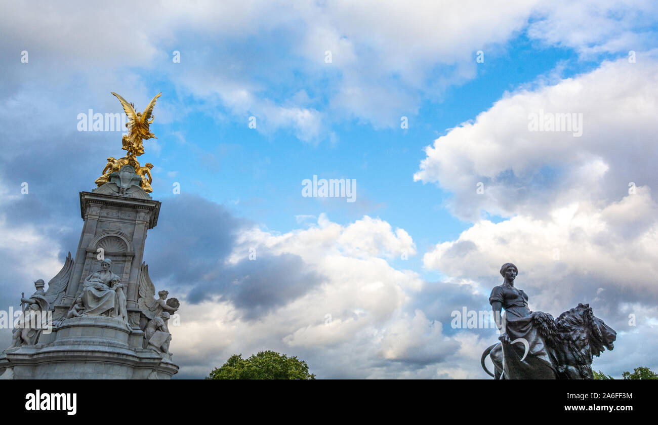 Symbol of buckingham palace hi-res stock photography and images - Alamy