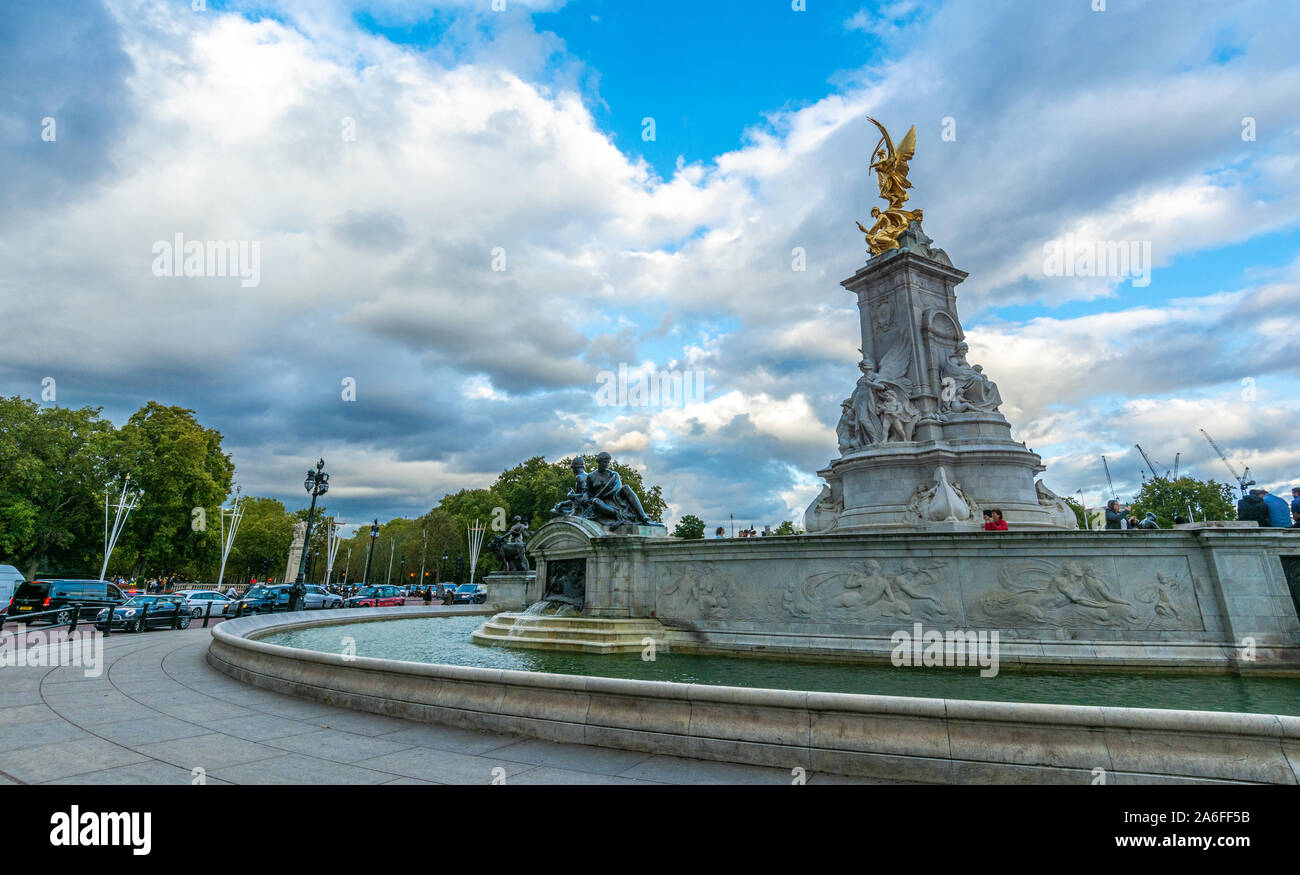 Symbol of buckingham palace hi-res stock photography and images - Alamy