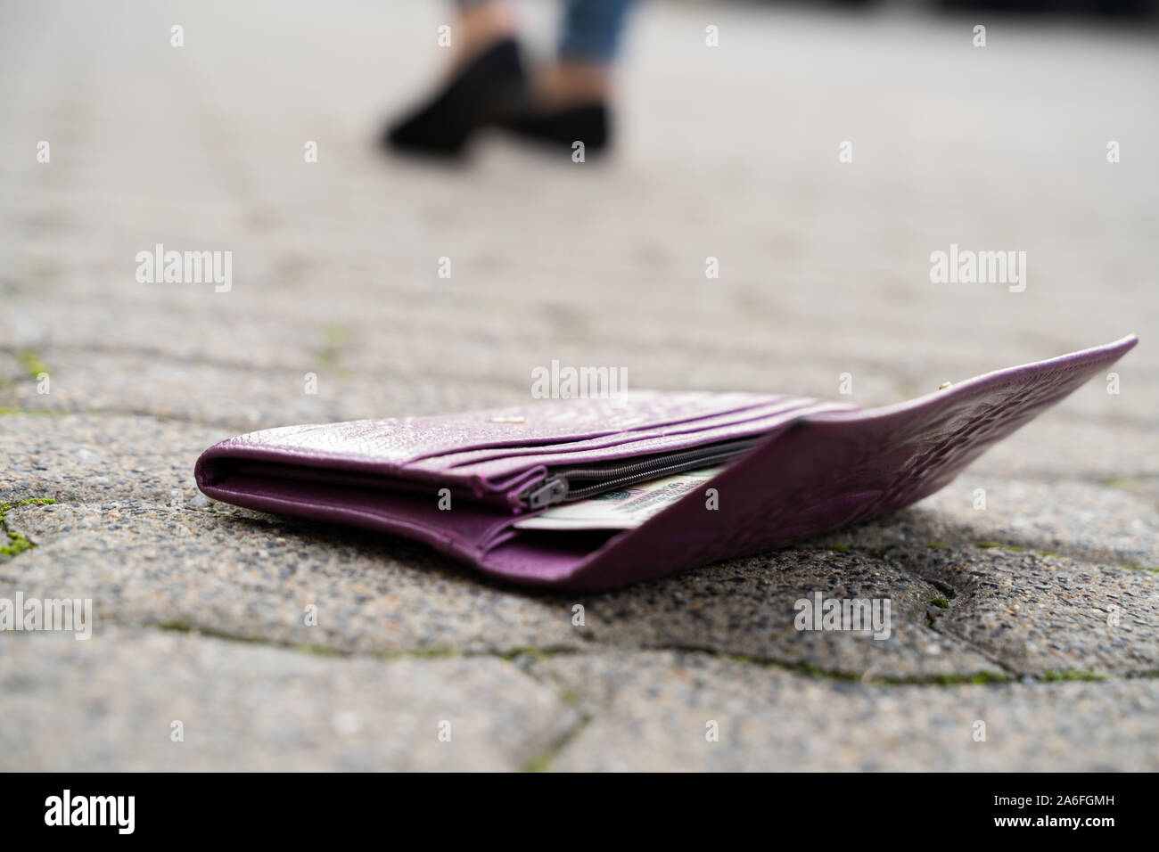 Wallet money drop on street hi-res stock photography and images - Alamy