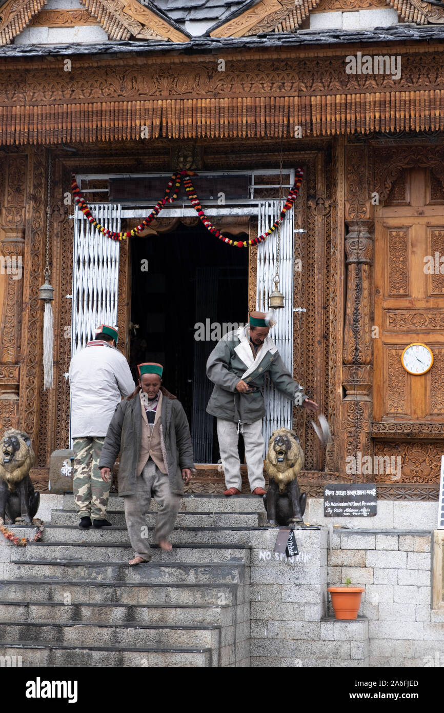 Priest rituals india temple hi-res stock photography and images - Alamy