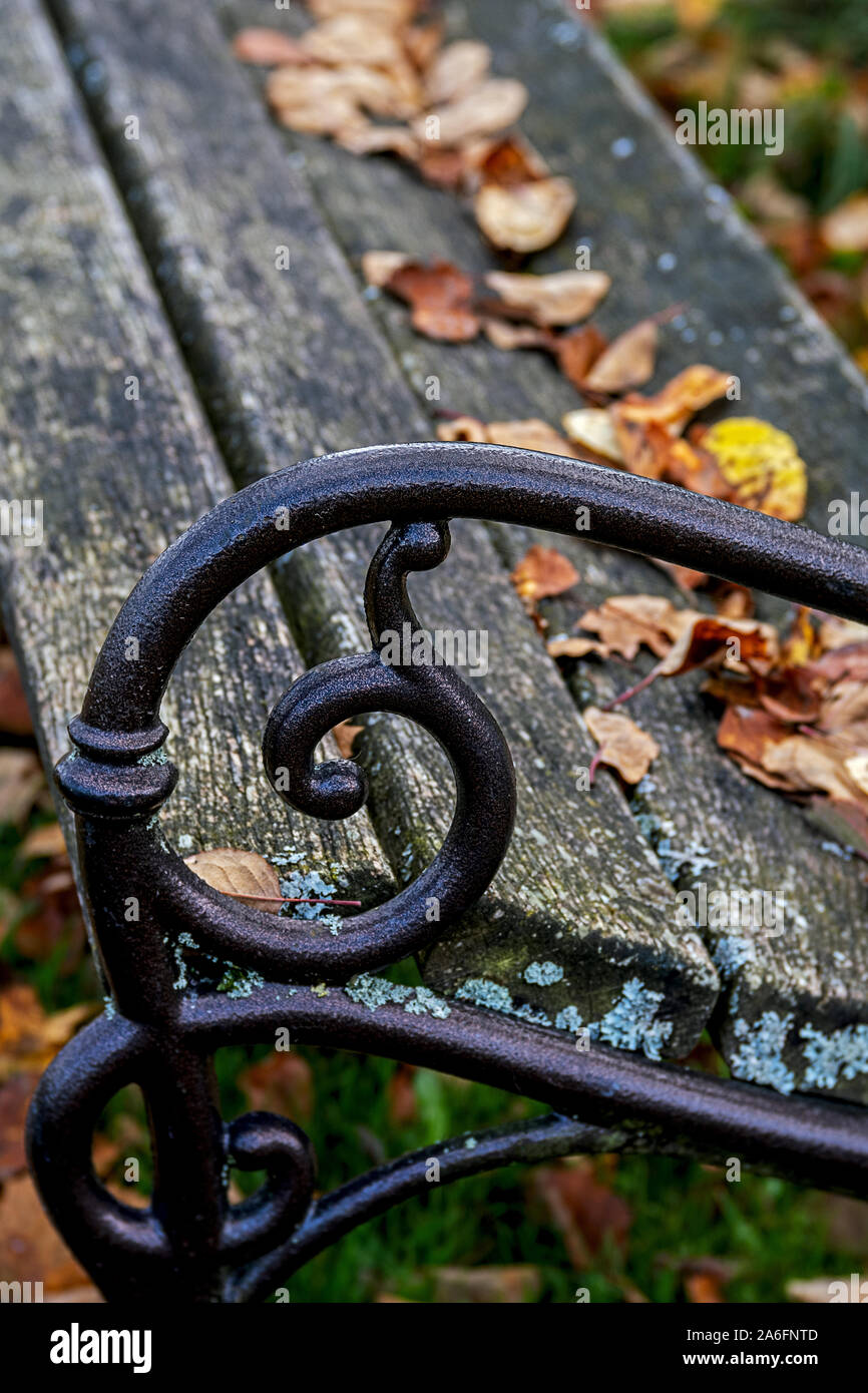 Old park bench hi-res stock photography and images - Alamy