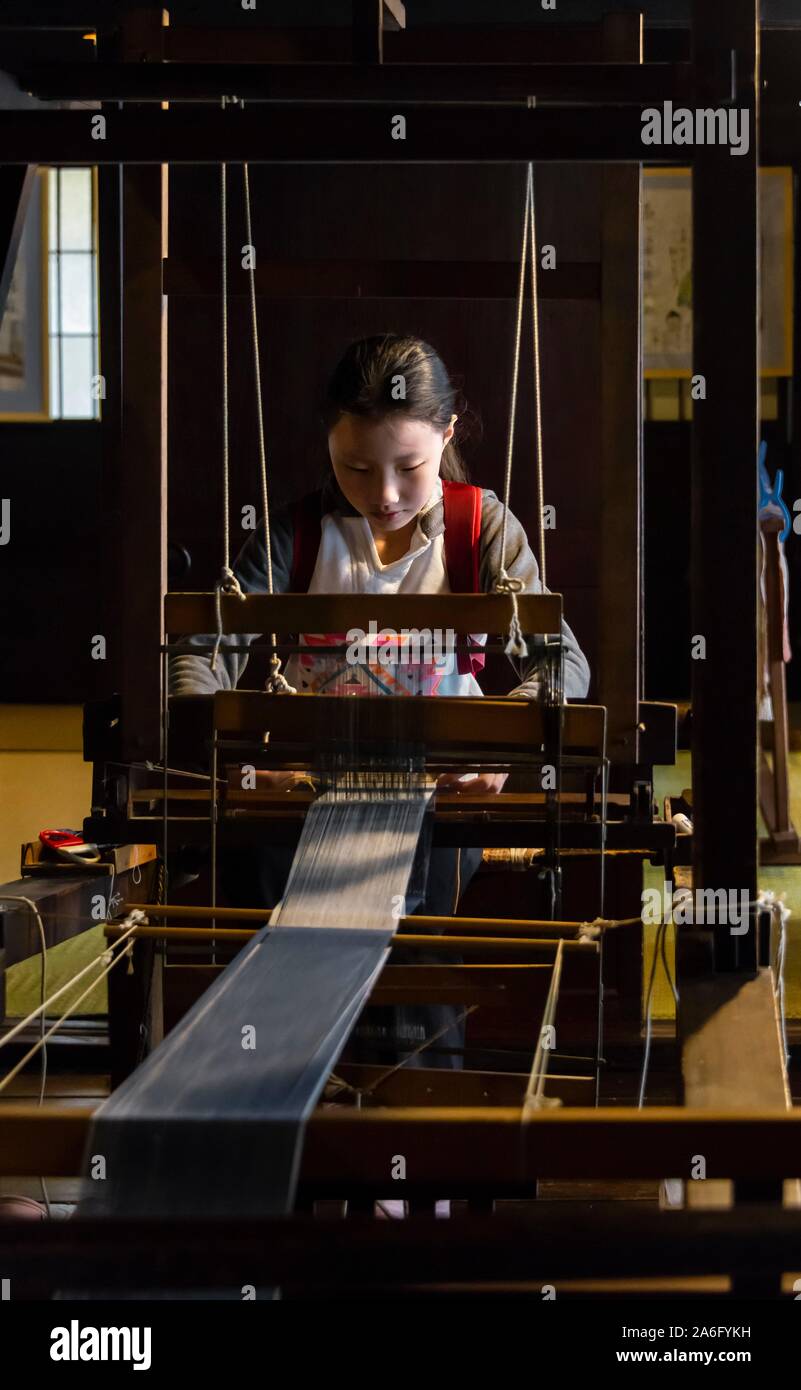 Japanese young woman weaving at the loom hi-res stock photography and ...