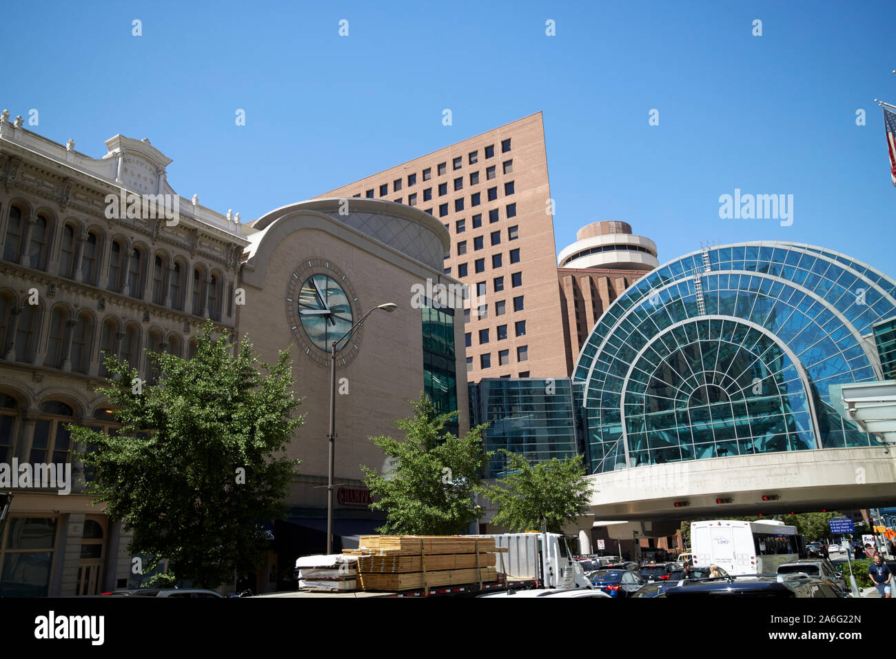 Facade shopping center hi-res stock photography and images - Alamy