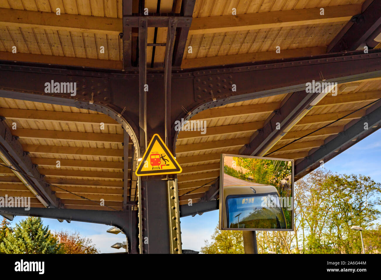Mirror platform station hi-res stock photography and images - Alamy