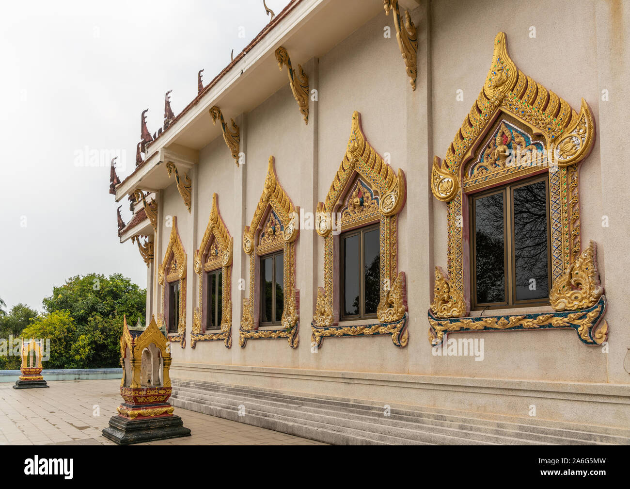 Golden window frames hi-res stock photography and images - Alamy