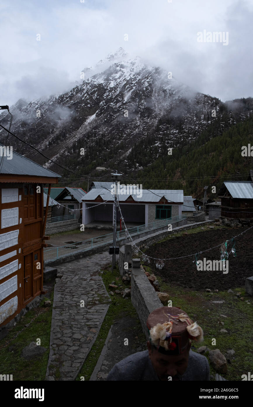 Wooden houses at Chitkul, Himachal Pradesh Stock Photo - Alamy